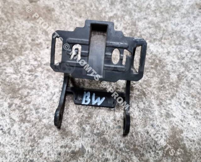 Купить Кронштейн крышки омывателя фары правый BMW 5-series VI (F10) в ...