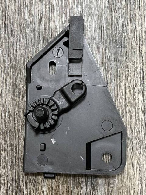 Купить Опорный кронштейн ручки открывания капота VW Amarok 7L0823633H в ...