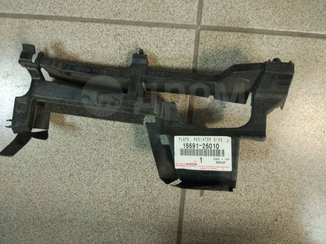 Купить Направляющая воздушного потока дефлектор радиатора правый Toyota ...