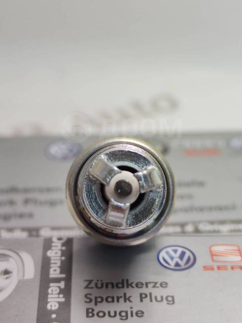 Купить Свеча зажигания VAG от марки Bosch Volkswagen Audi 101000033AA в ...